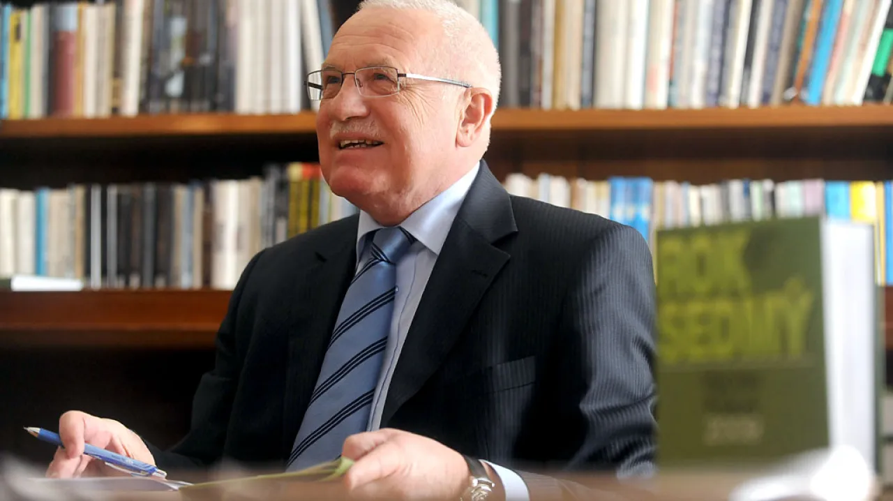 Lidé stále nejvíc věří Klausovi, druhý je Schwarzenberg — ČT24 — Česká ...