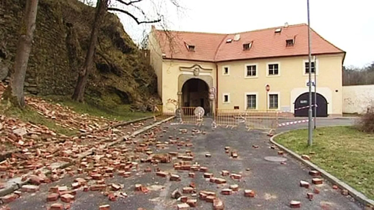 Ze zdí chebského hradu padají cihly, opravy stojí miliony — ČT24 — Česká televize