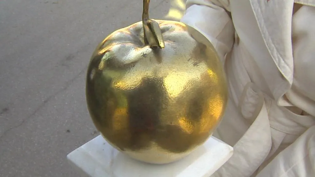 Č. Krumlov má „turistického Oscara“, Zlaté jablko FIJET — ČT24 — Česká ...