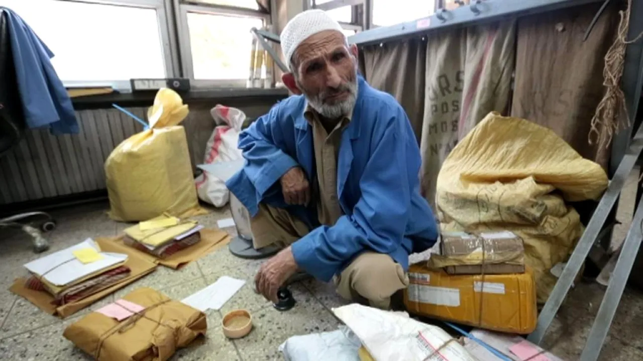 Pošťákův perný den v zemi, kde dlouho vládl Taliban — ČT24 — Česká televize