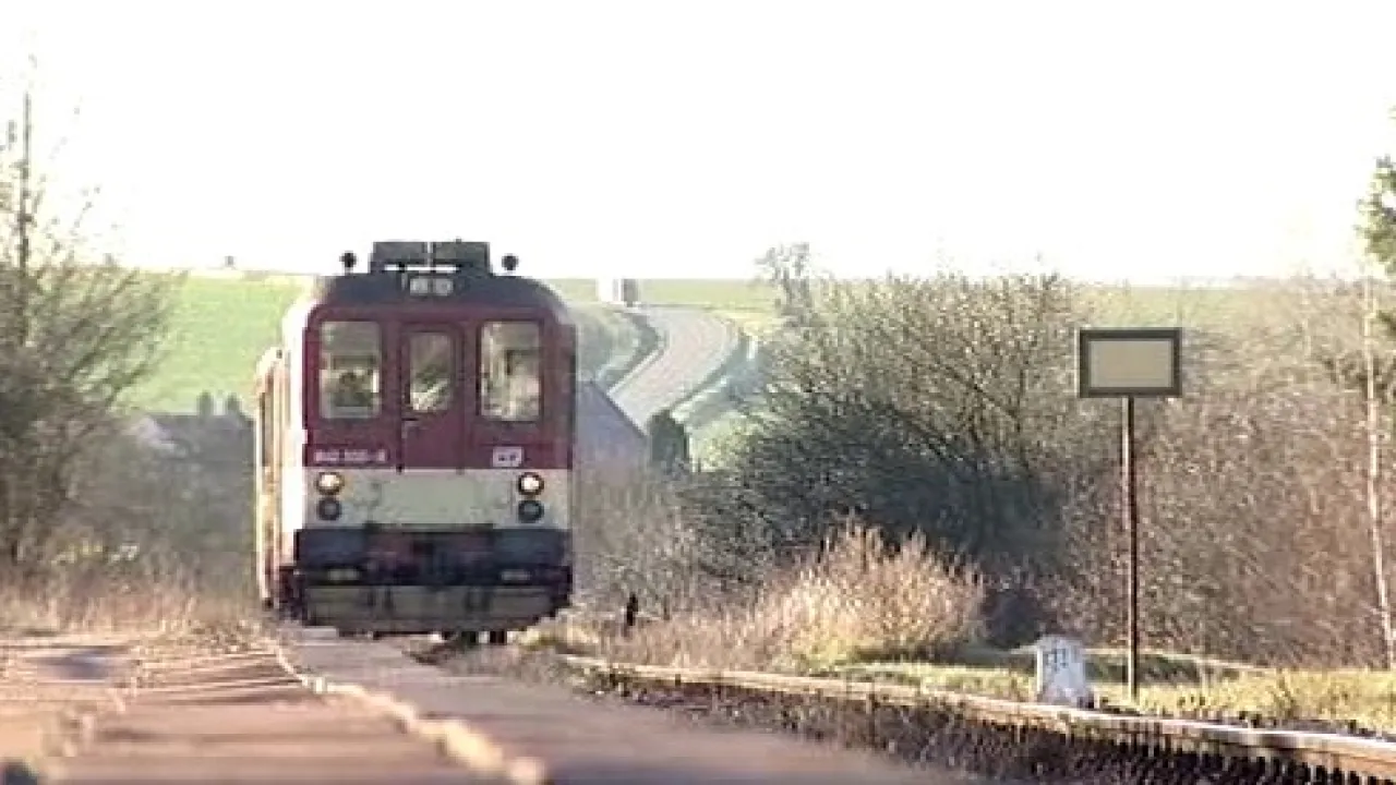 Mladík nepřežil na Novojičínsku srážku s vlakem — ČT24 — Česká televize