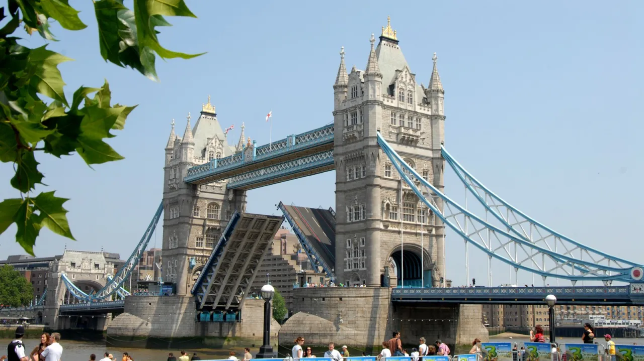 Slavnostní otevření mostu Tower Bridge — ČT24 — Česká televize