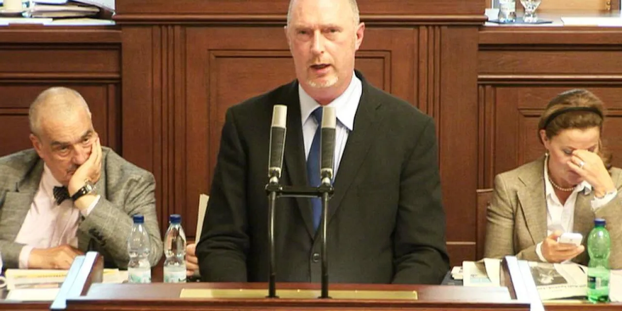 Vítejte u poslanců 2012: „Nazdar, ty debile!“ — ČT24 — Česká televize