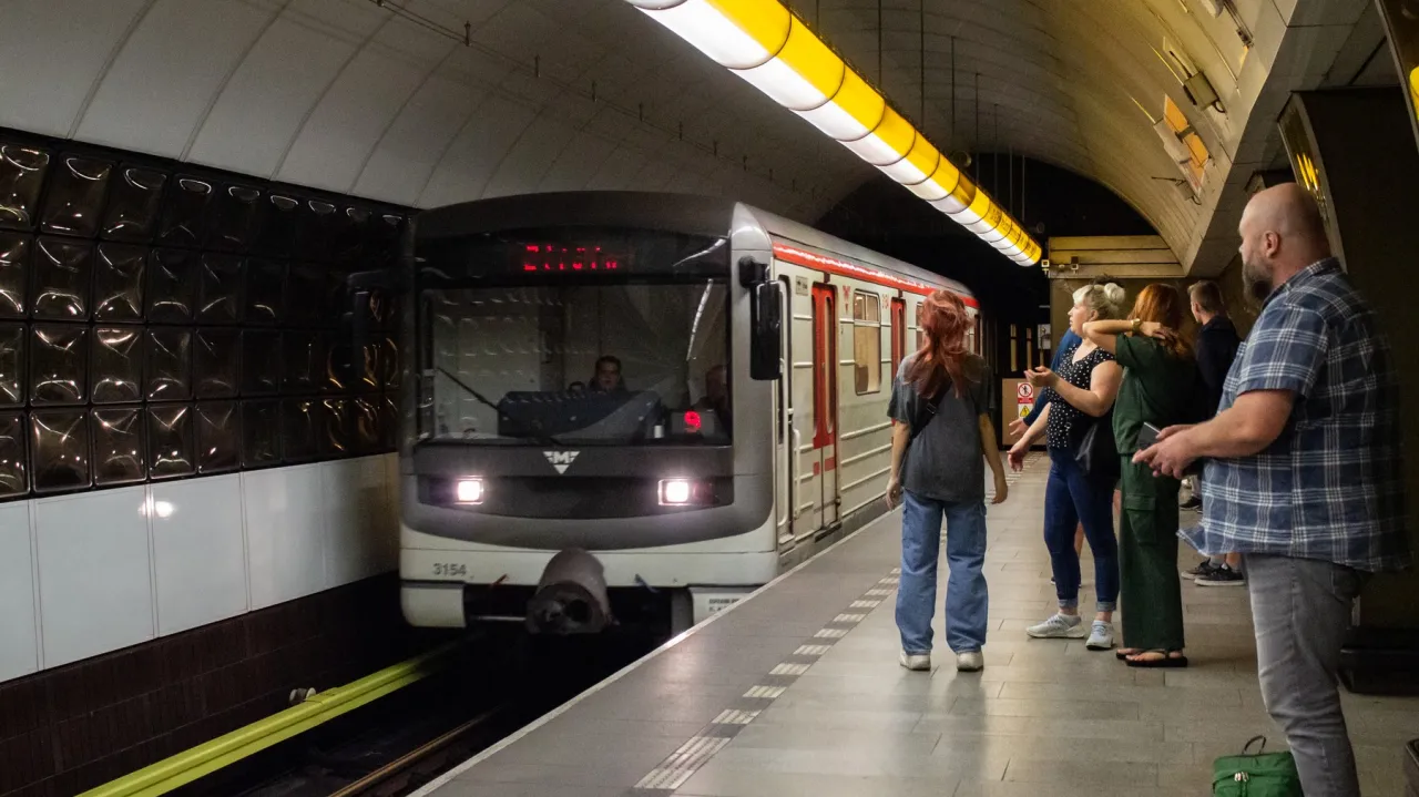 Kvůli poruše napájení nejezdila linka metra B v úseku Florenc – Černý ...