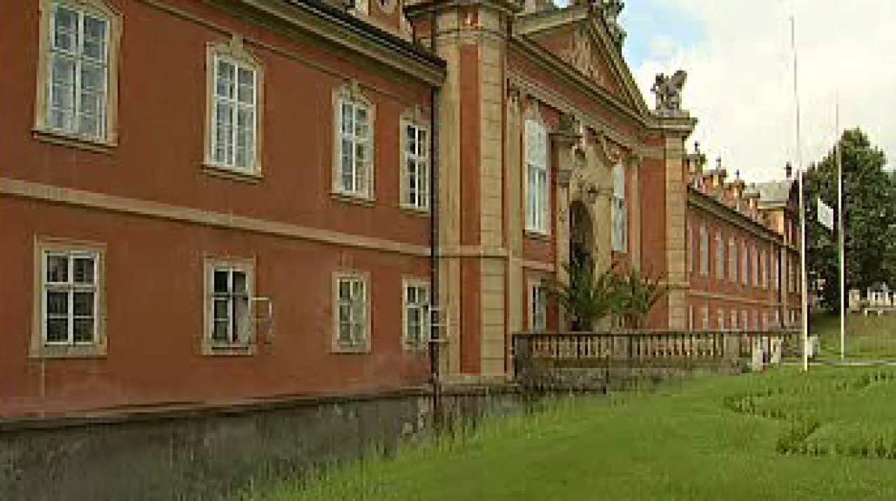 Colloredo-Mansfeld nevybojoval u NS vybavení zámku Dobříš — ČT24 ...