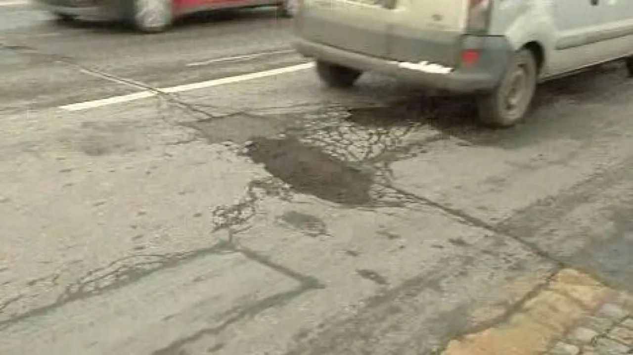 Jaro v nedohlednu, ale silnice na Ostravsku jsou už teď samá díra ...