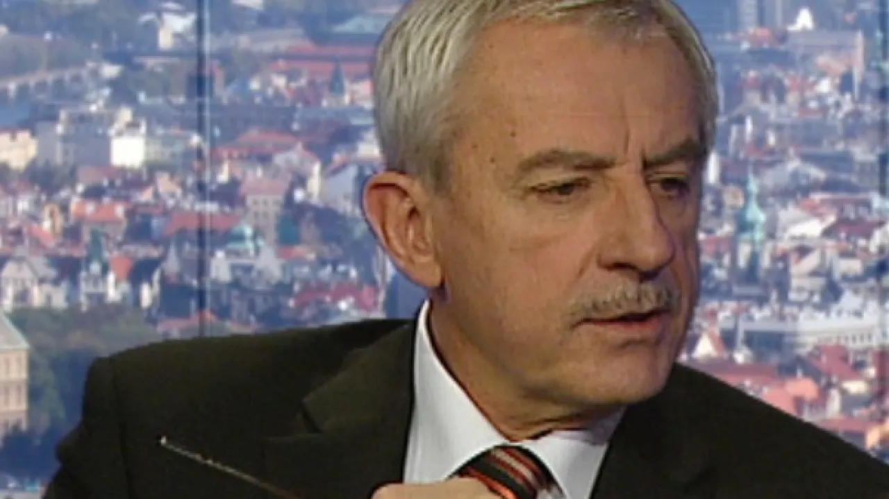 Heger: Pacienti si budou připlácet za dražší úkon — ČT24 — Česká televize