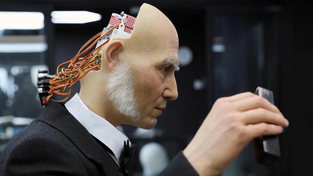 Čína sází na humanoidní roboty. V továrnách už nahrazují lidi — ČT24 — Česká televize