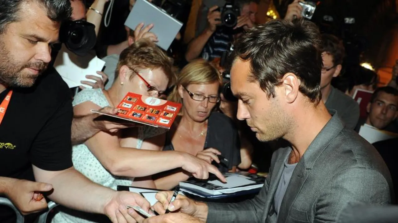 Jude Law přijel do Varů. A hned rozdával autogramy — ČT24 — Česká televize