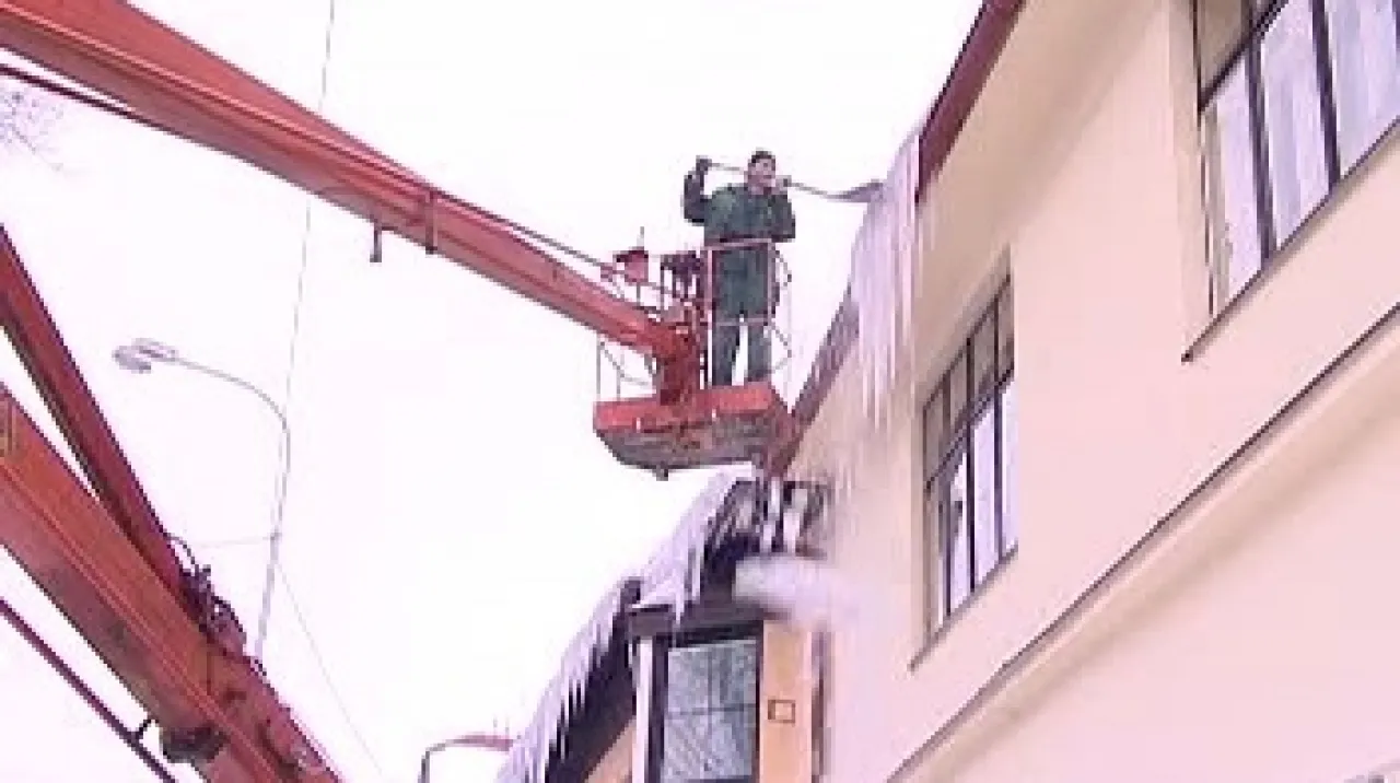 V Železné Rudě se poučili z neštěstí a odklízejí sníh ze střech — ČT24 ...