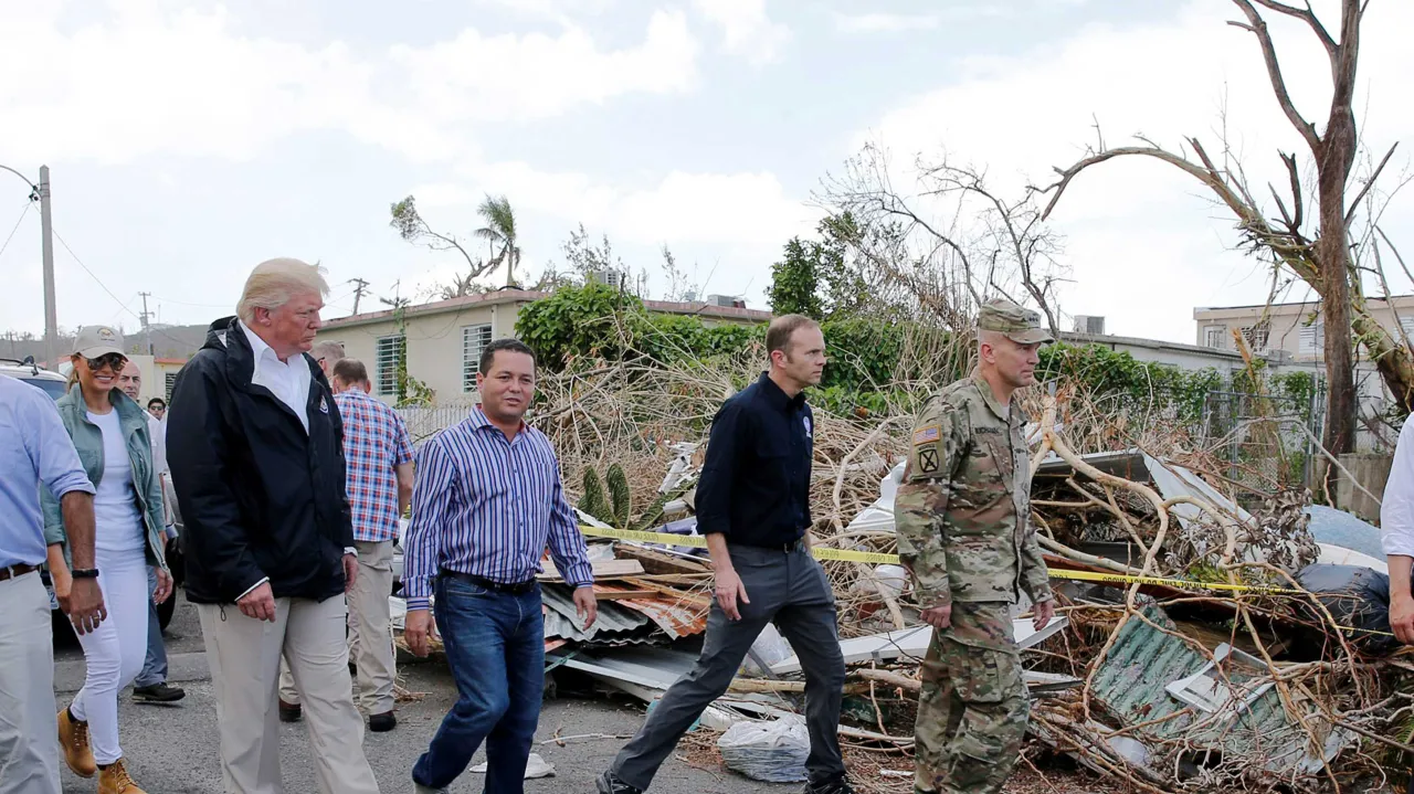 Trump přiletěl na Portoriko zkontrolovat obnovu ostrova po řádění ...