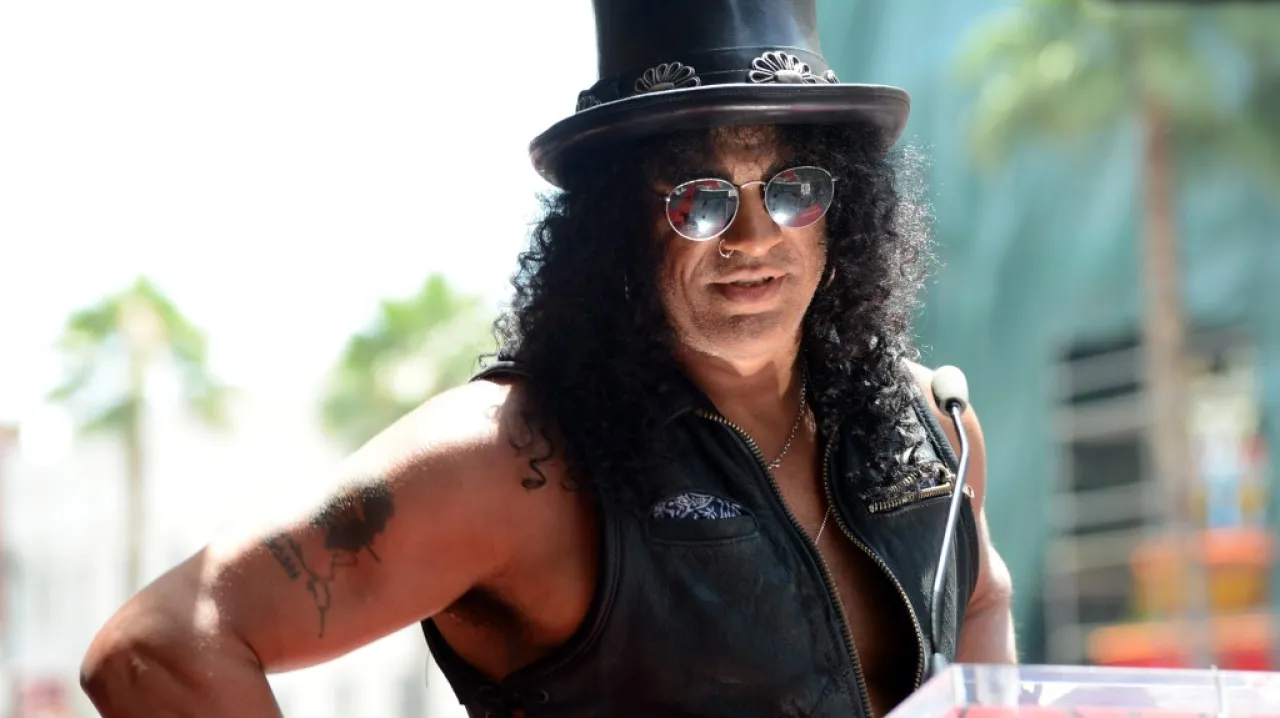 Slash dostal hvězdu na chodníku slávy — ČT24 — Česká televize