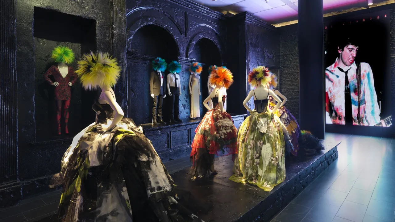 Punk / Chaos to Couture aneb pohádka o krajtě a králíčkovi — ČT24 ...
