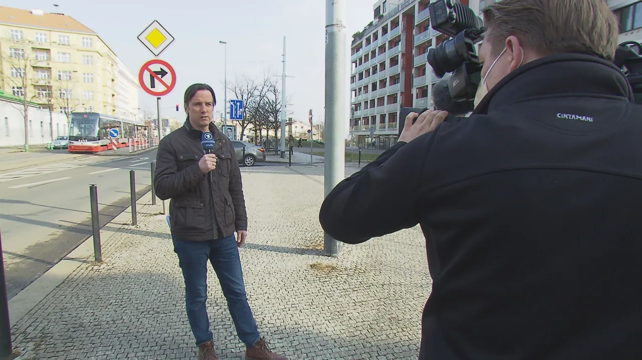 Danko Handrick z ARD TV: Němec teď ruku nepodá, Čech ano — ČT24 — Česká ...