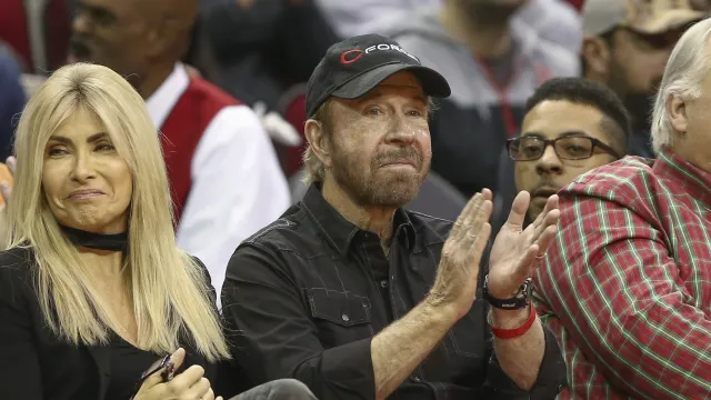 Zemřel Chuck Norris — ČT24 — Česká televize