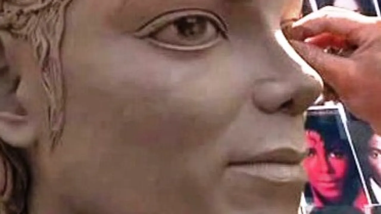 V Paříži stojí socha Michaela Jacksona — ČT24 — Česká televize