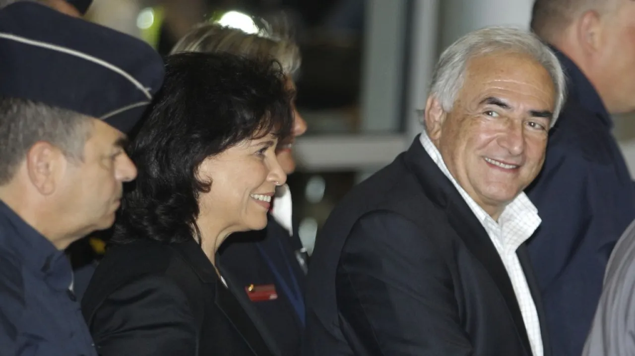 Osvobozený Strauss-Kahn se vrátil do Francie — ČT24 — Česká televize