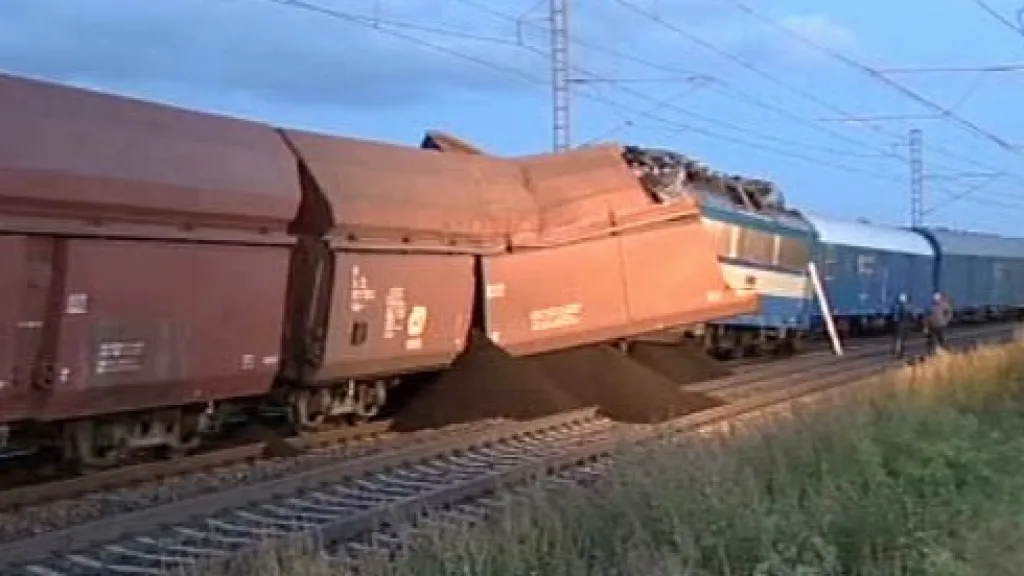 Na Šumpersku se srazily vlaky, strojvedoucí zemřel — ČT24 — Česká televize