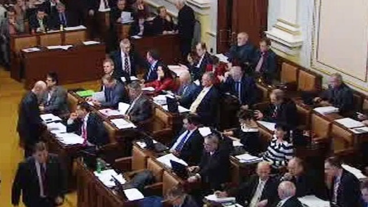 Poslanci rozhodnou o pravidlech kácení alejí i o kouření v barech ...