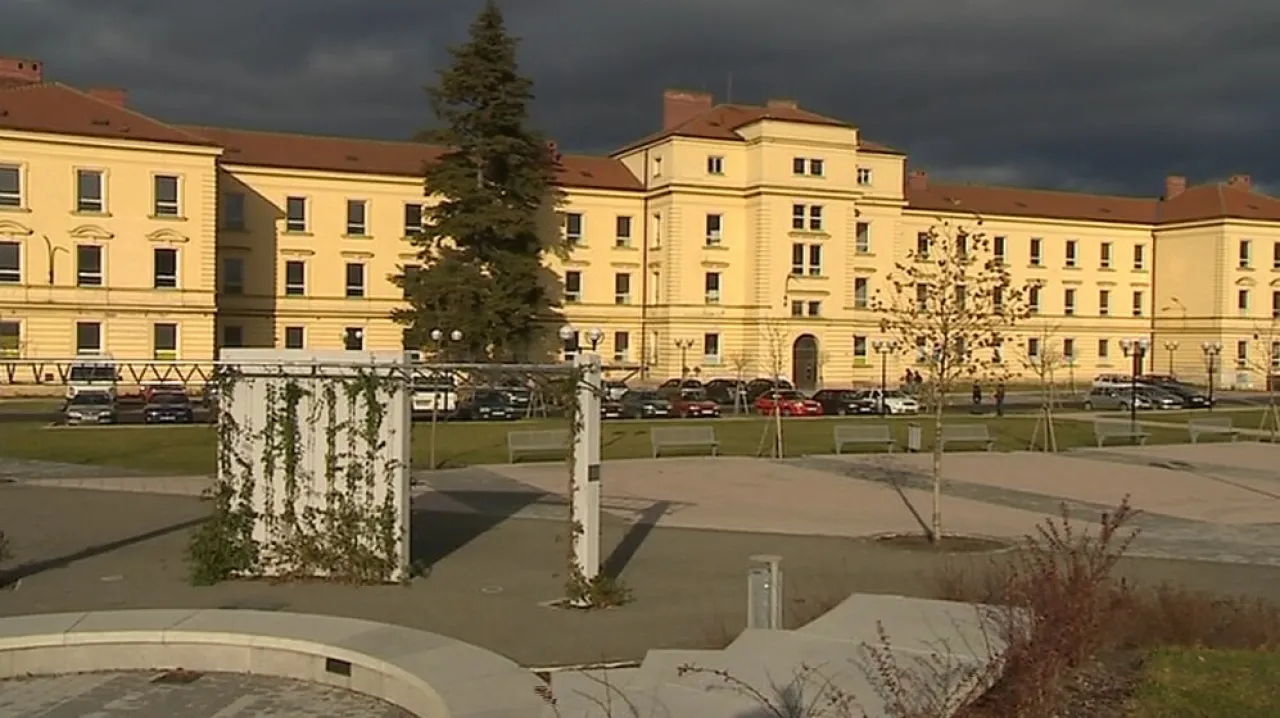 Kroměříž se chce zbavit kasáren, ale tak, aby nezchátraly — ČT24 ...