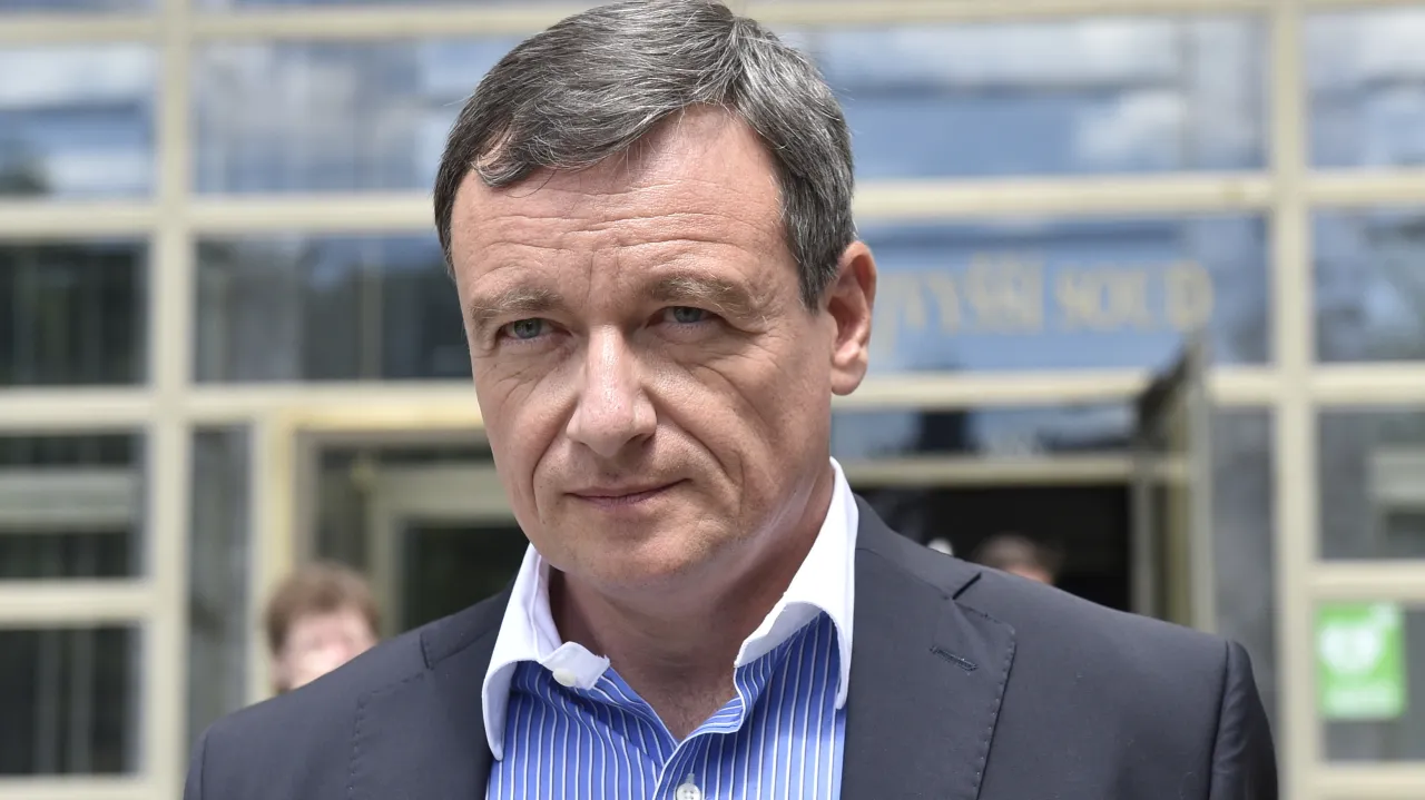 Končí kauza původu peněz, ze kterých Rath doplatil trest — ČT24 — Česká ...