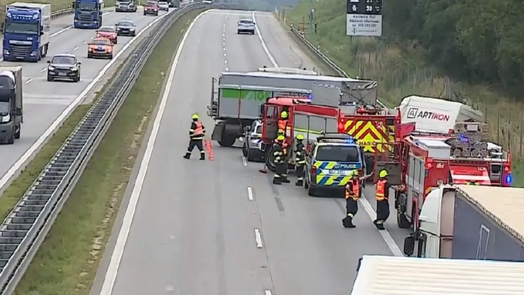 Dvě nehody uzavřely na téměř tři hodiny dálnici D1 ve směru na Brno — ČT24 — Česká televize