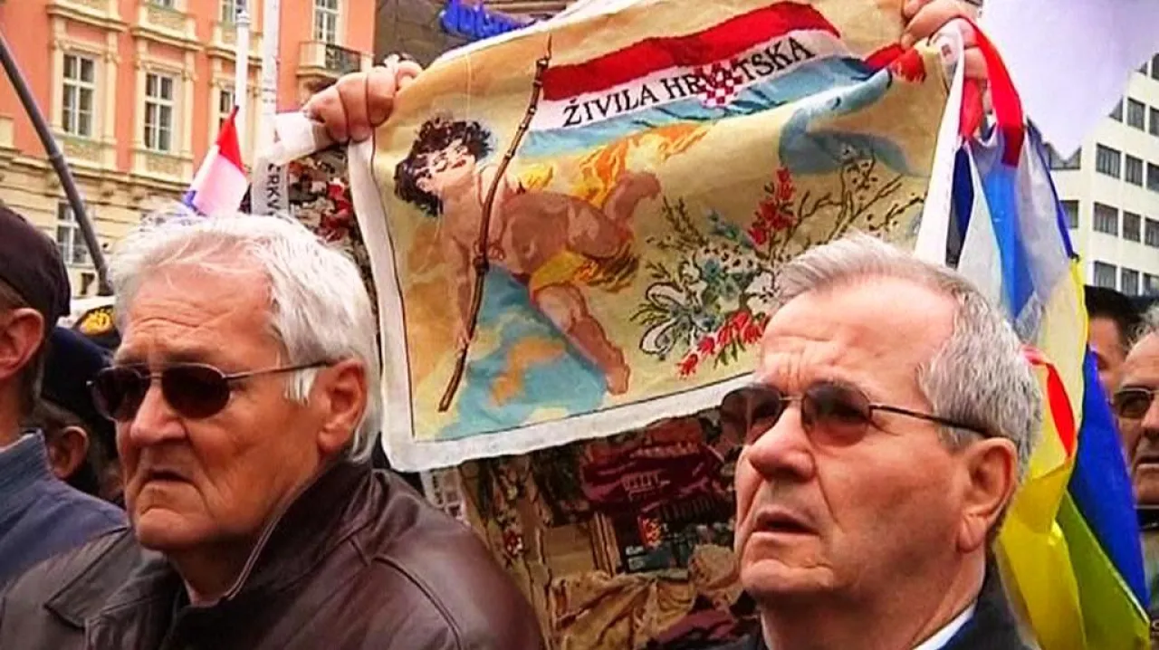 Rozhořčení Chorvaté demonstrovali proti rozsudku nad Gotovinou — ČT24 ...