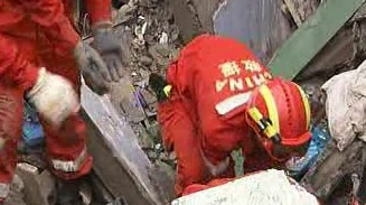 Jedenáctý den po zemětřesení v Číně byl v troskách nalezen živý člověk ...