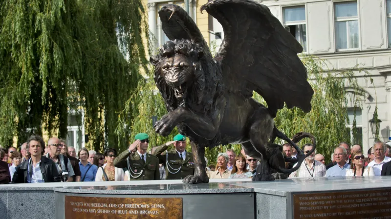 Letci RAF mají po 70 letech památník na letišti, většina se ho nedožila ...