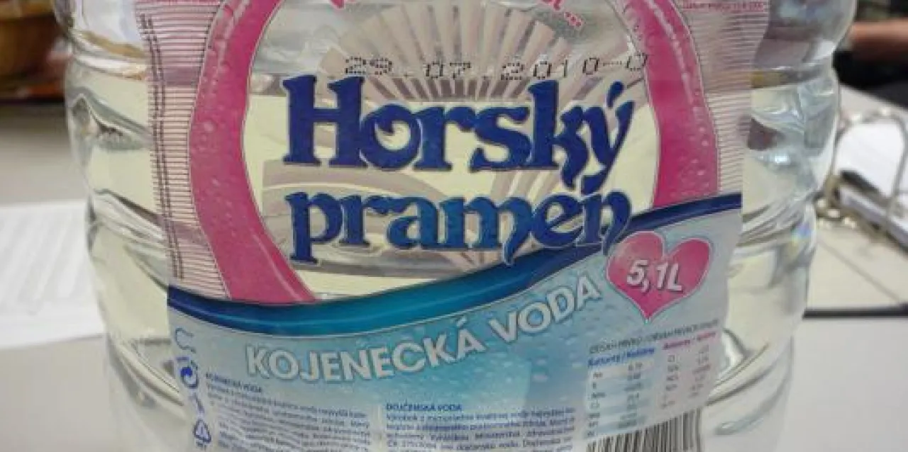 V obchodech se znovu prodávala závadná voda Horský pramen — ČT24 ...