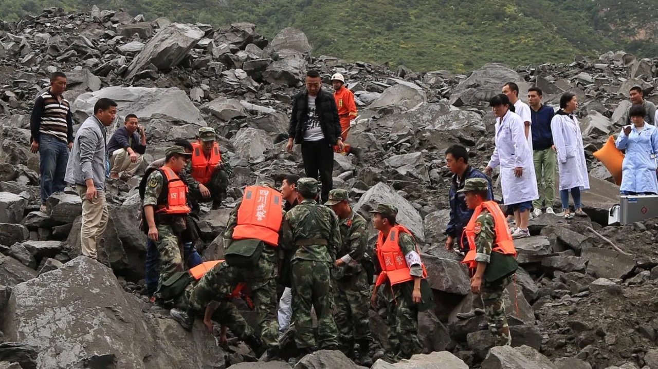 Sesuv půdy v Číně pohřbil více než stovku lidí. K závalu došlo ráno, lidé ještě spali — ČT24 ...