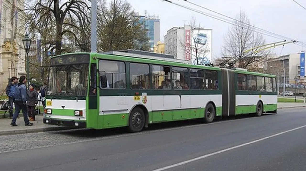 Plzeň vyřadila poslední starý kloubový trolejbus — ČT24 — Česká televize