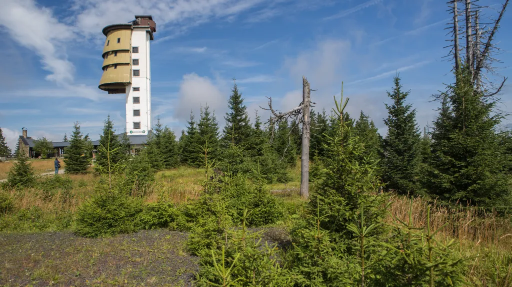 Šumavský Poledník otevřel. Má nové opláštění, vnitřek věže i turnikety ...