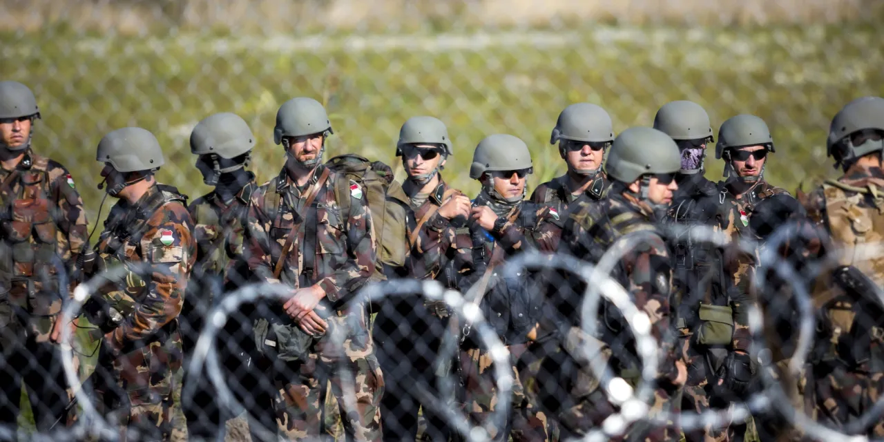 Budapešť přitvrzuje, hranice mají chránit tisíce vojáků s tanky — ČT24 — Česká televize