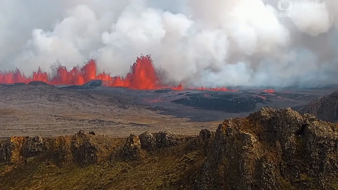 Islandská sopka chrlí magma až padesát metrů vysoko — ČT24 — Česká televize