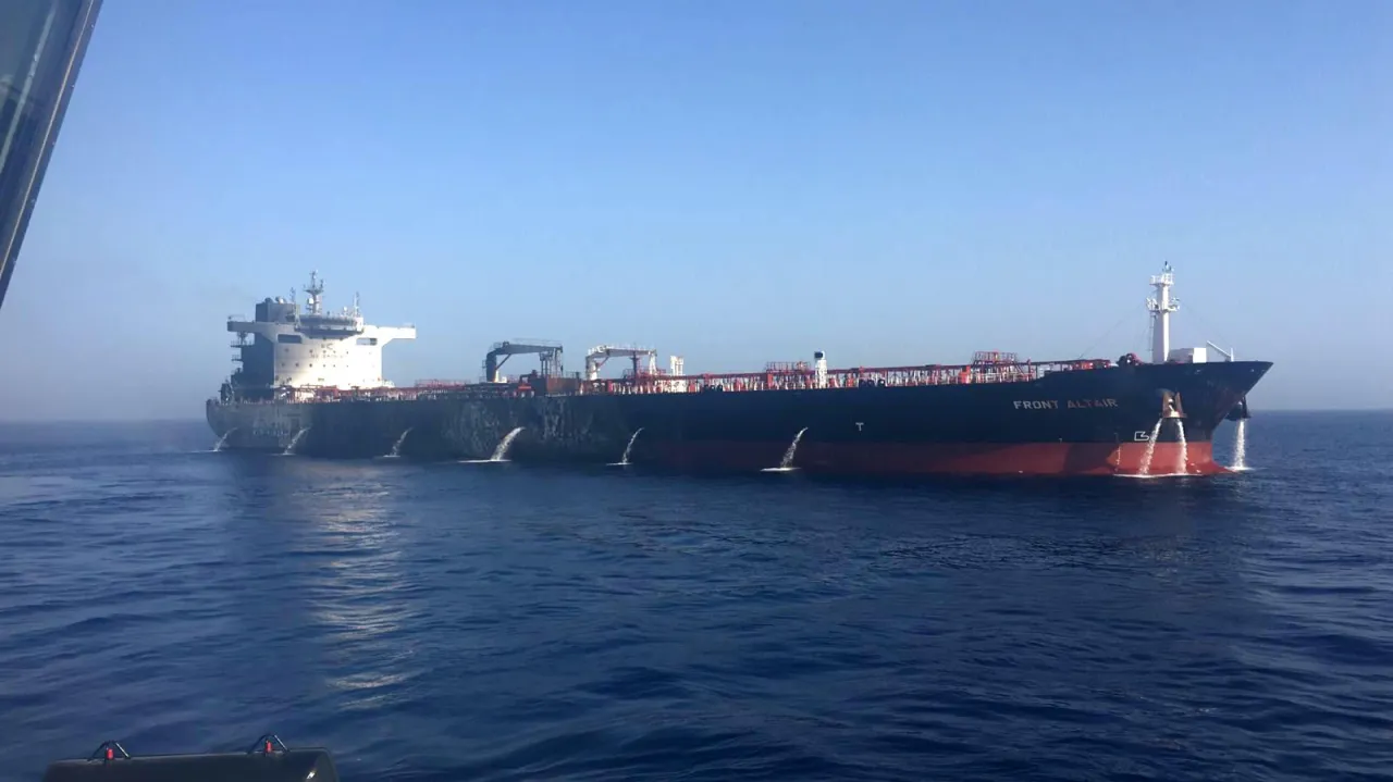 Na dva ropné tankery v Ománském zálivu zřejmě někdo zaútočil. USA ...