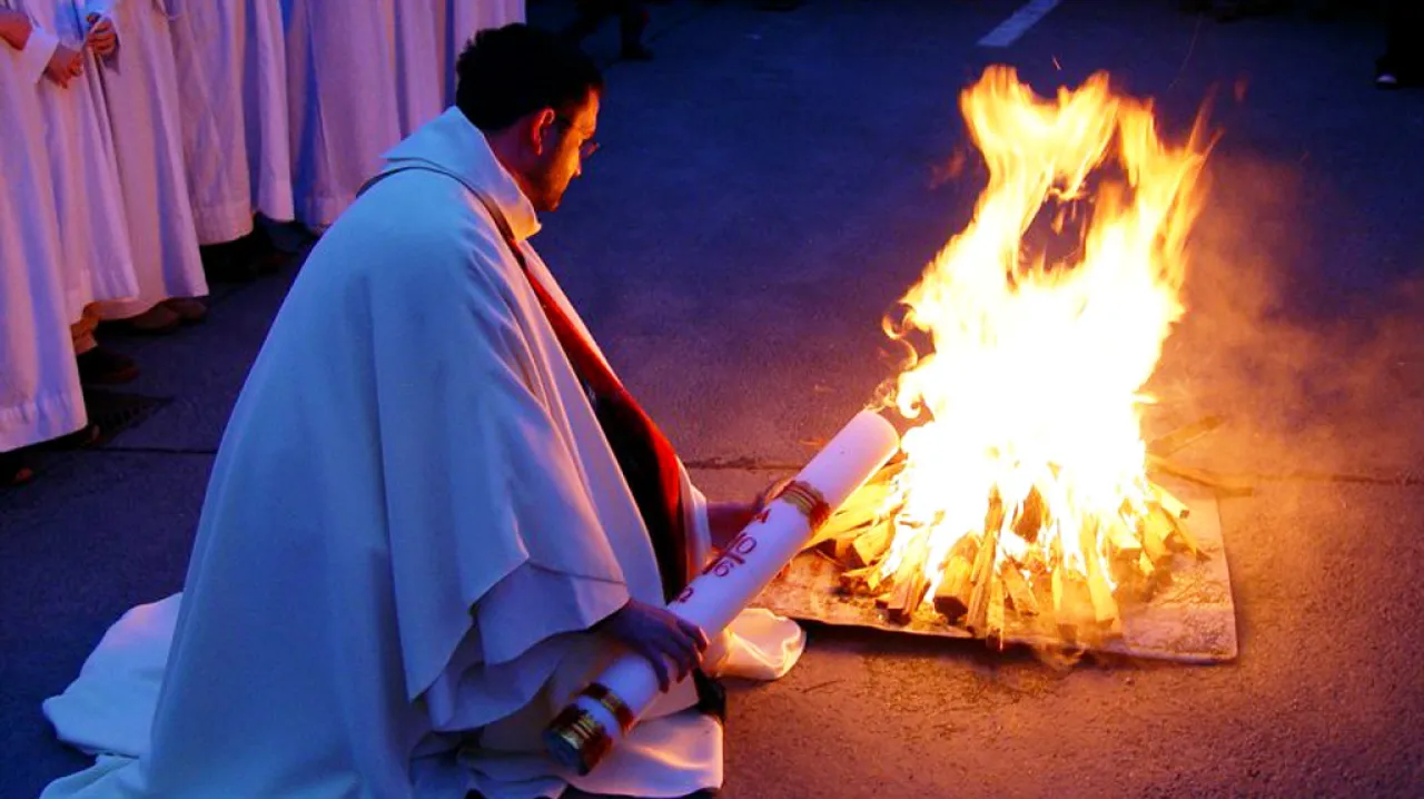 Oheň o velké noci – symbol smrti a očisty — ČT24 — Česká televize