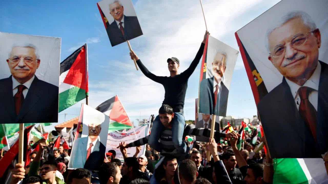 Abbás se vrátil domů jako hrdina, vítaly ho tisíce Palestinců — ČT24 ...