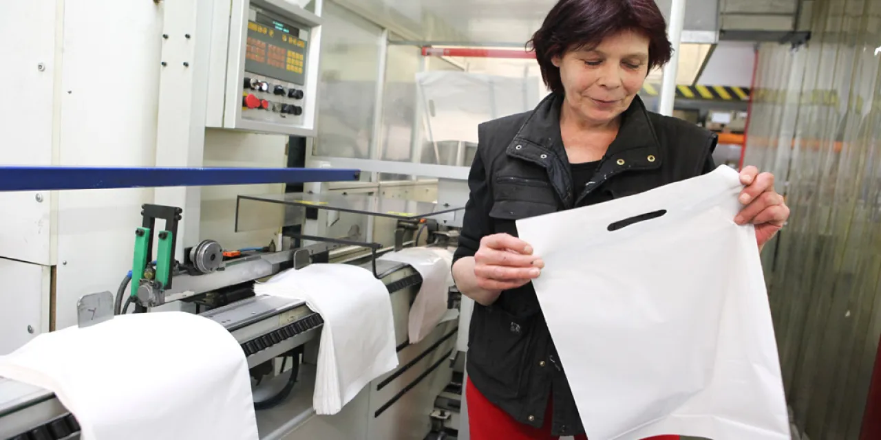 Bezplatné igelitky v obchodech skončí. Česko možná zavede i zálohované ...