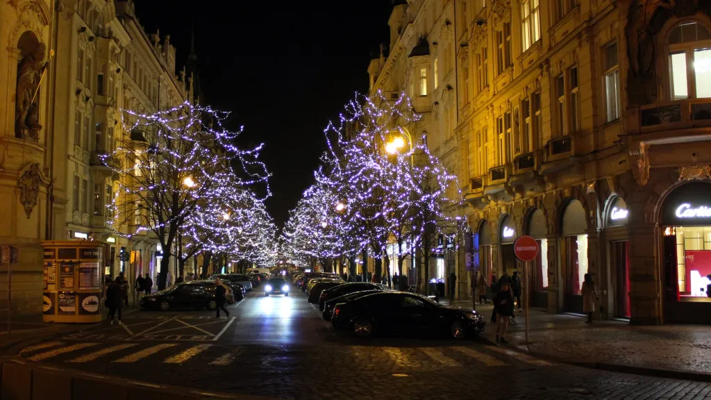 Pařížská v Praze se poprvé umístila v žebříčku nejdražších ulic světa ...