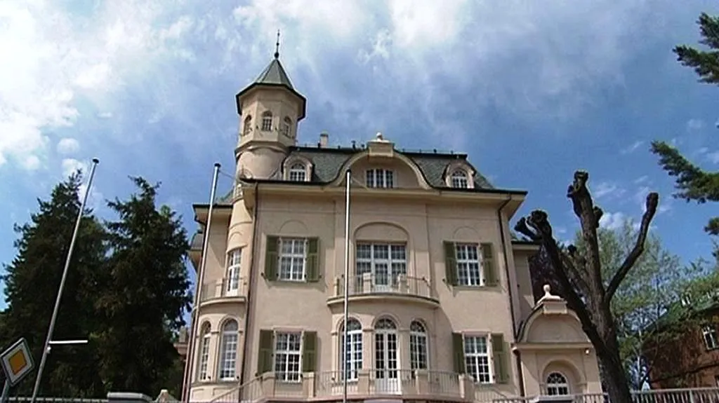 Senátor Horník napadl rekonstrukci Becherovy vily — ČT24 — Česká televize