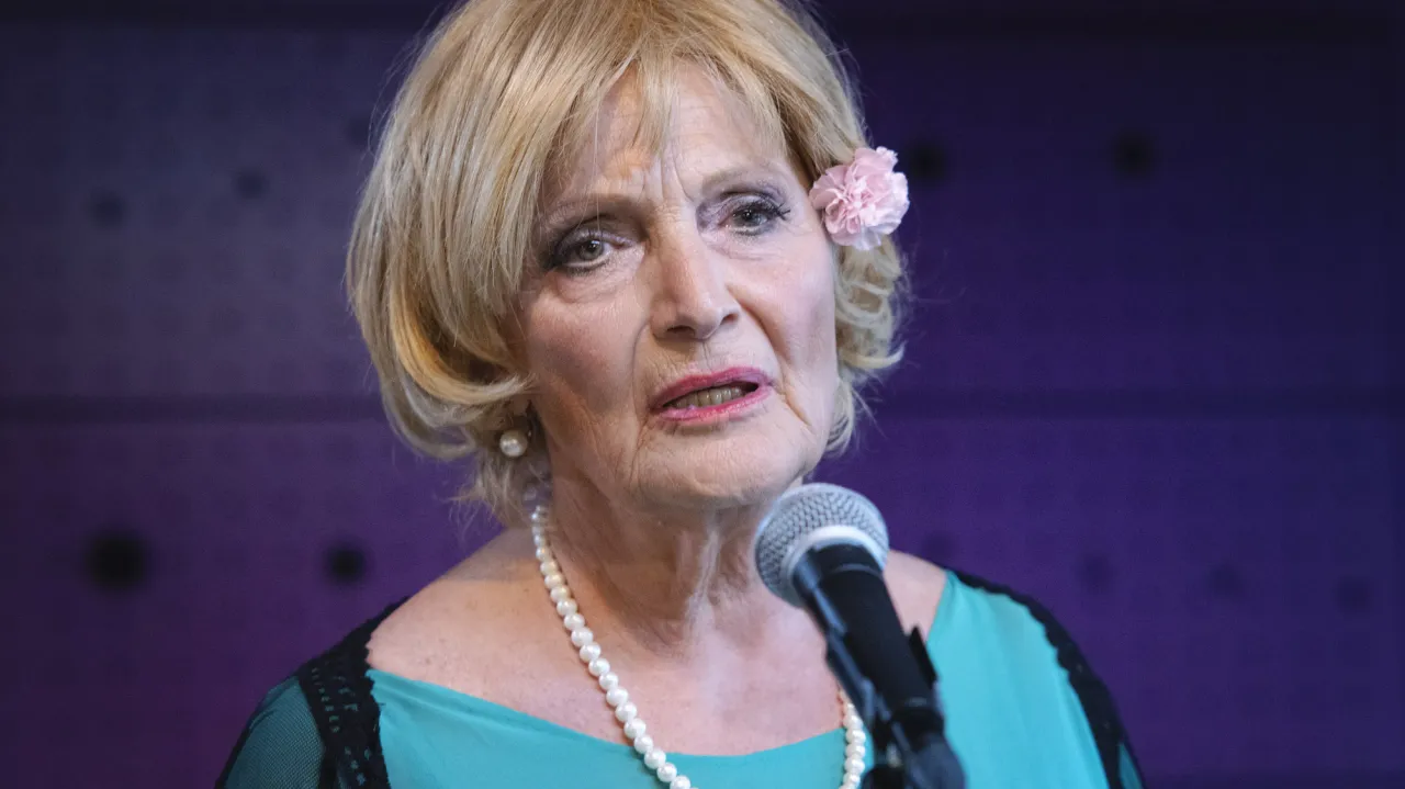 Regina Rázlová se ve filmu potýká s Alzheimerem, stará se o ni Karel ...