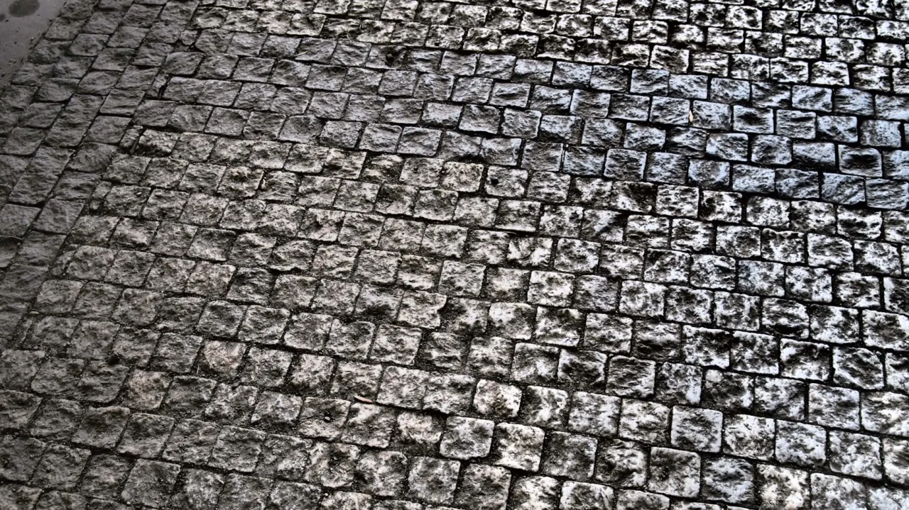 Dlažební kostky z židovských náhrobků postupně zmizí z pražských ulic ...