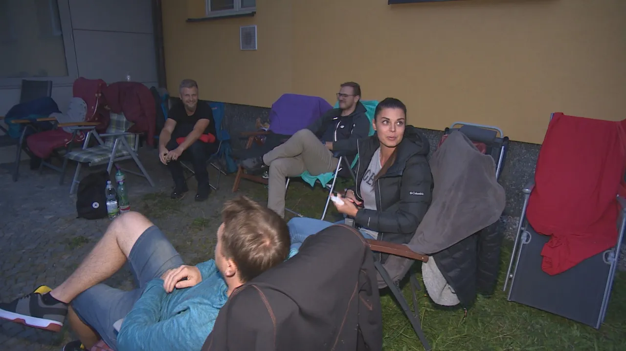 Lidé ve Žďáru nad Sázavou kempují před radnicí. Město slíbilo prodat ...