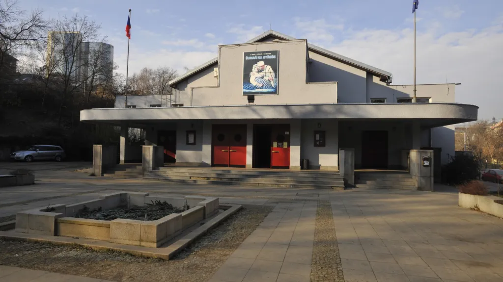 Na Fidlovačce se možná „dofidlalo“. Divadlo nezískalo grant — ČT24 ...