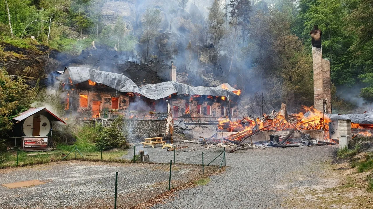 Policie vyšetřuje požár Na Tokáni v Českém Švýcarsku. Škoda na ...