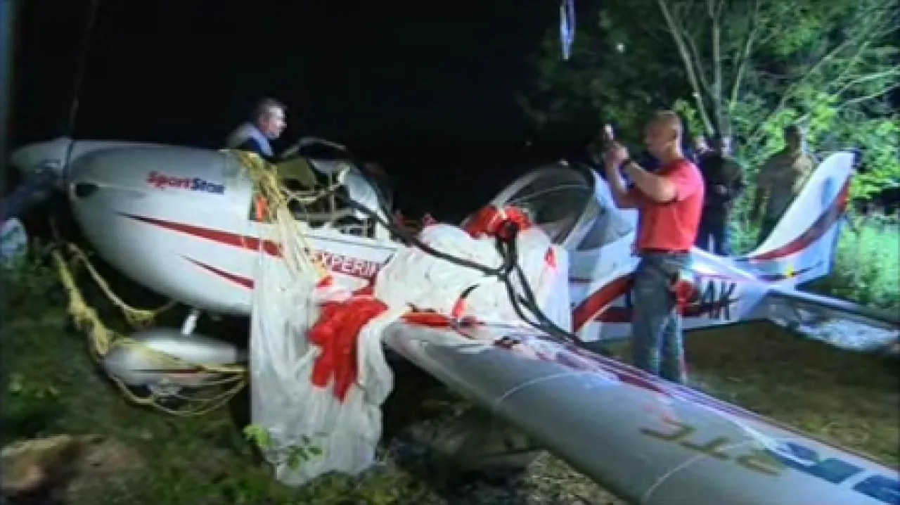 V Kunovicích se zřítilo malé letadlo. Pilot vyvázl bez zranění — ČT24 ...