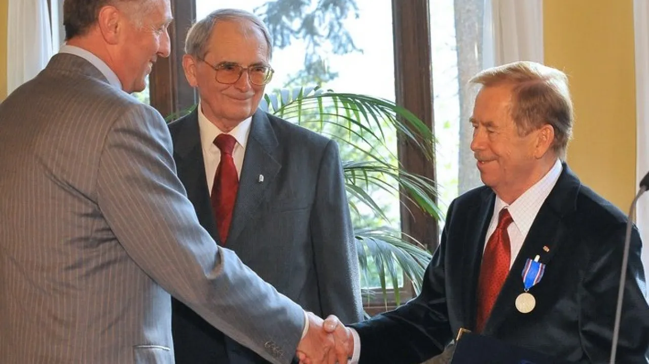 Topolánek ocenil za vstup do NATO Zemana i Havla — ČT24 — Česká televize