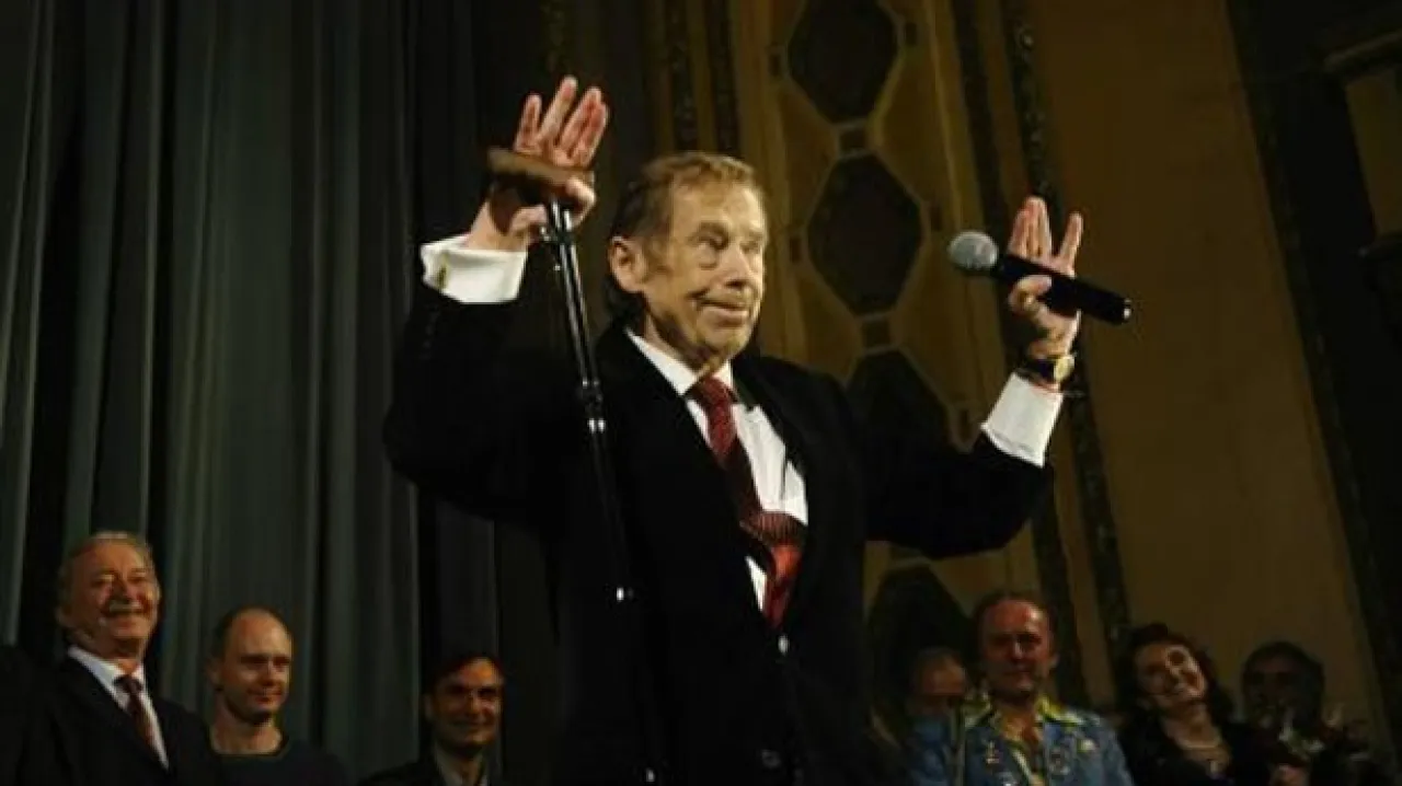 Na premiéru Odcházení přišel i Václav Havel — ČT24 — Česká televize