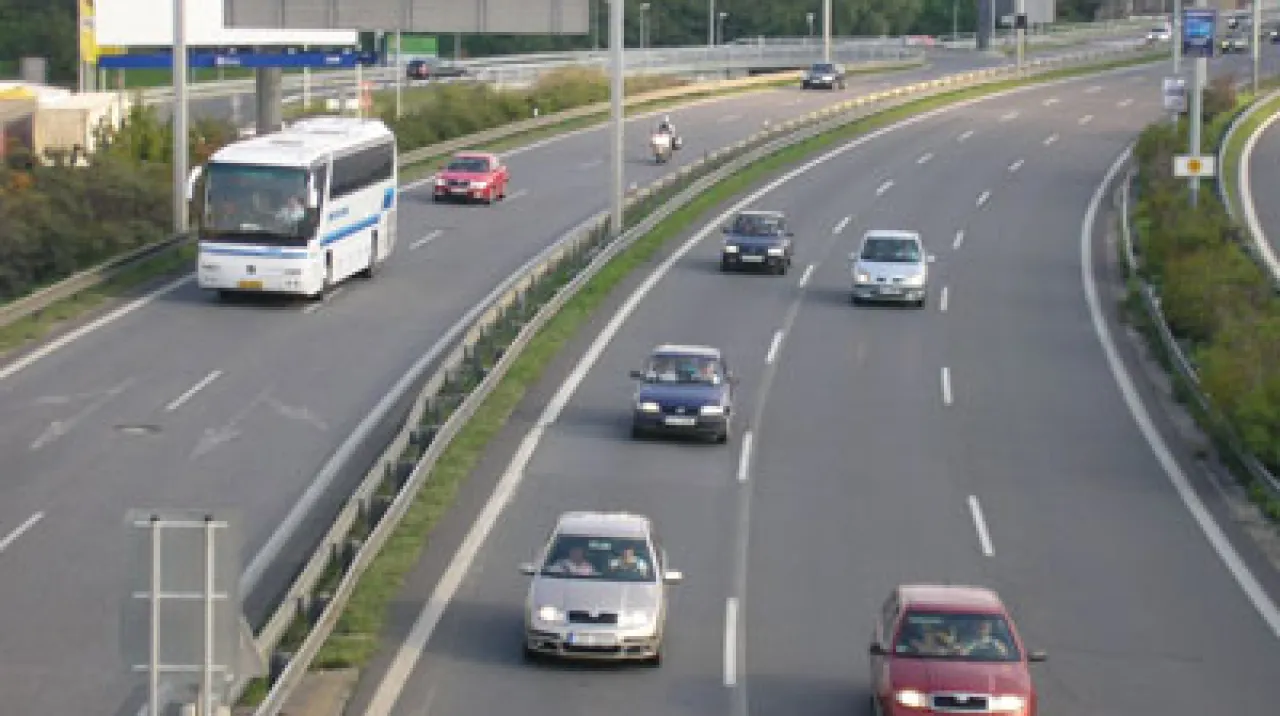 Silnice a dálnice v Česku jsou sjízdné — ČT24 — Česká televize